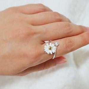 White Flower Cz Ring on Luulla
